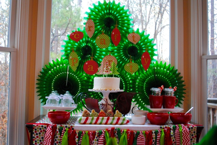 How to DIY a Christmas Tree Party Backdrop - Design Dazzle